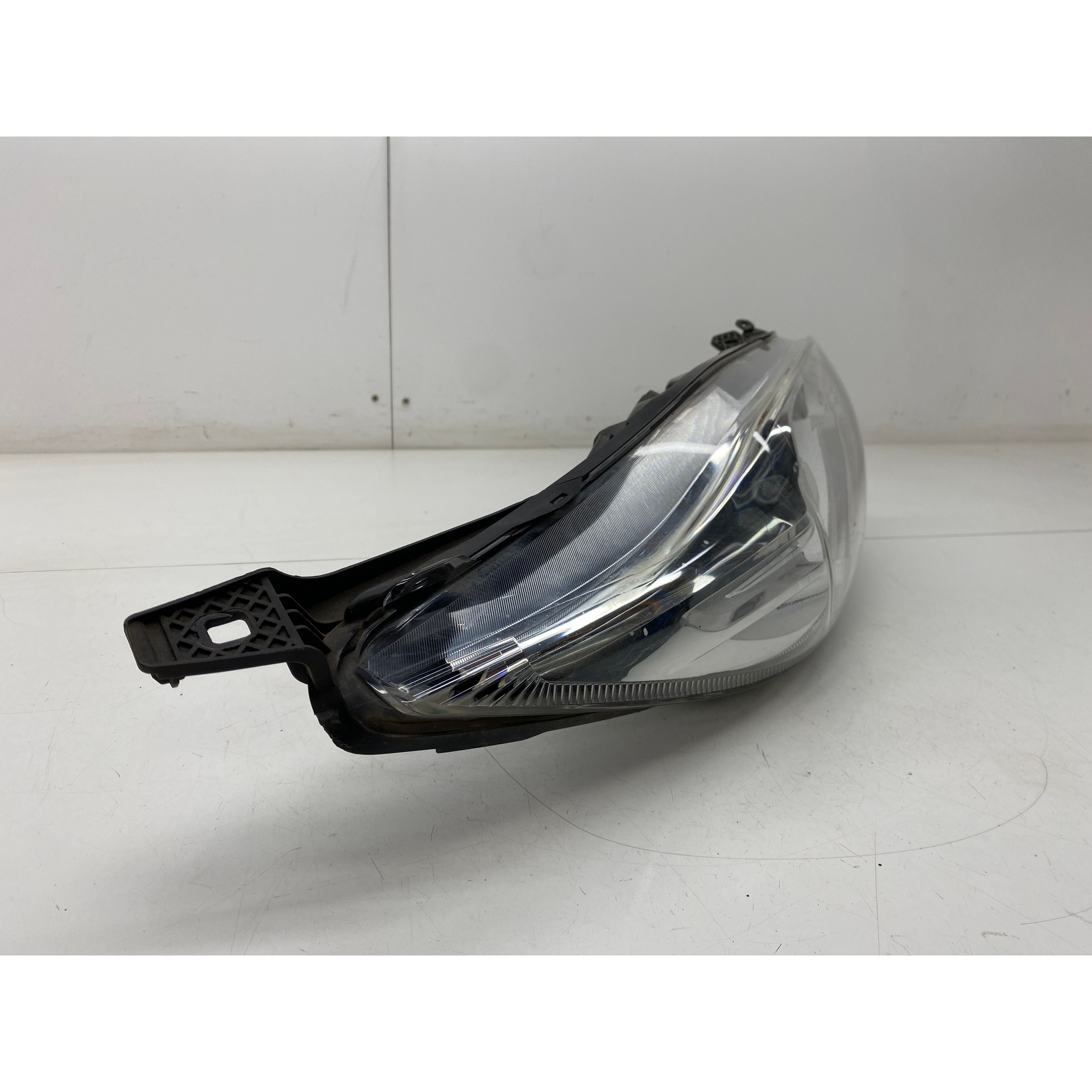 Ford Fiesta ST Headlight drivers right MK7 ST180 2014 ST-2 | Torque Motors